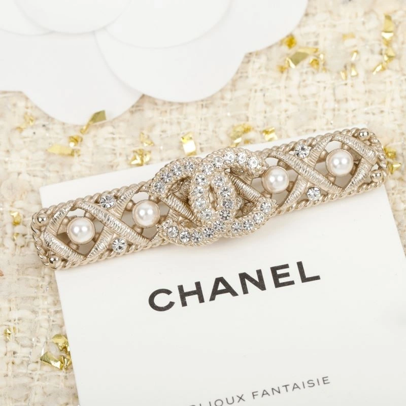 Low-cost Chanel Brooches