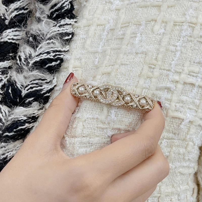 Low-cost Chanel Brooches