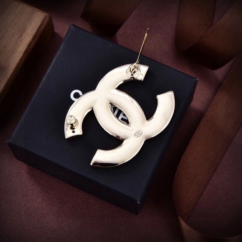 Low-cost Chanel Brooches