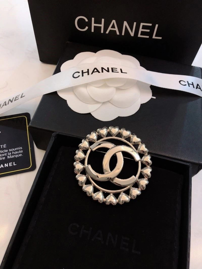 Low-cost Chanel Brooches