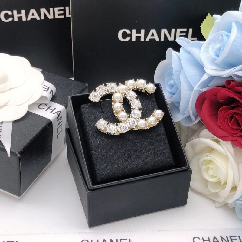 Top match Chanel Brooches