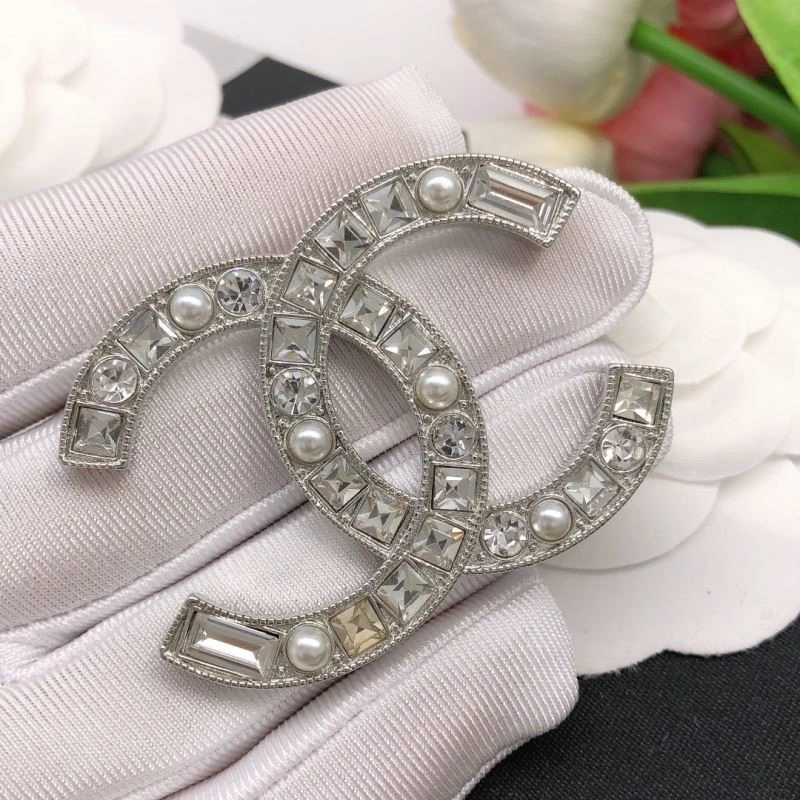 Top match Chanel Brooches