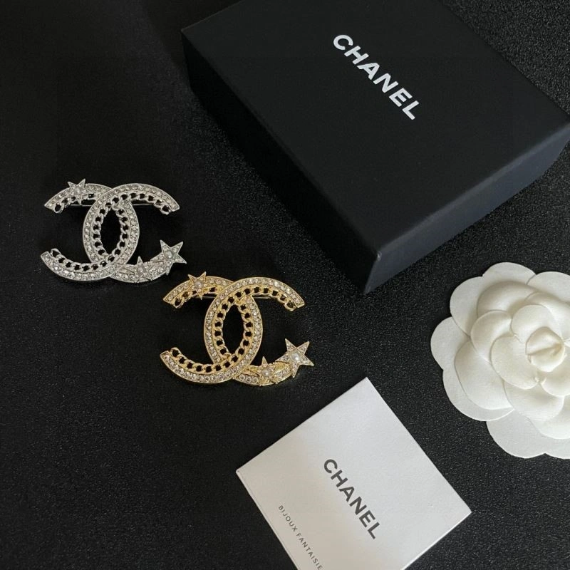 Top mirror Chanel Brooches