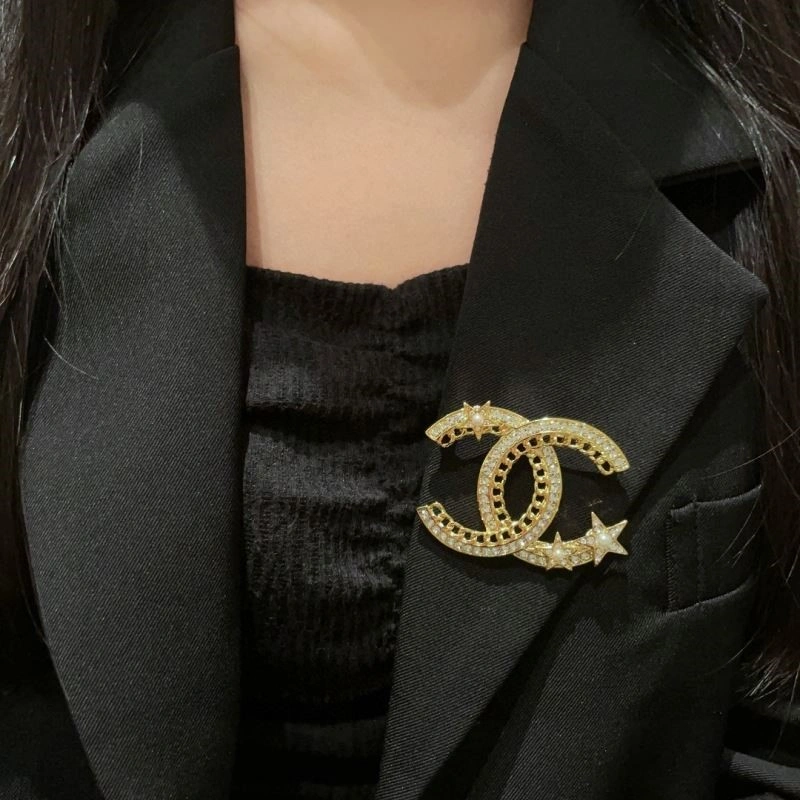 Top mirror Chanel Brooches