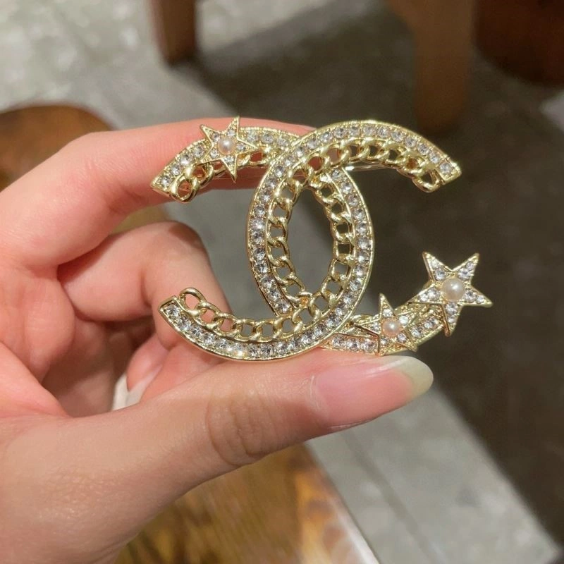 Top mirror Chanel Brooches