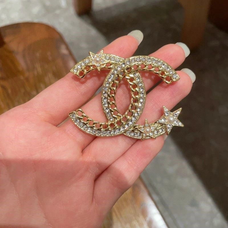 Top mirror Chanel Brooches