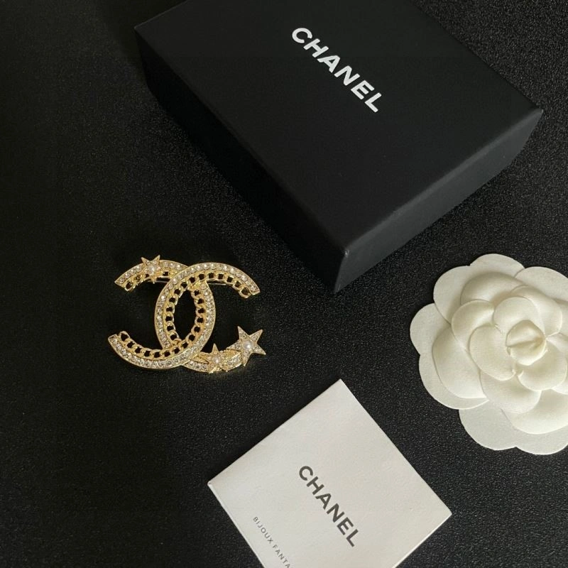 Top mirror Chanel Brooches