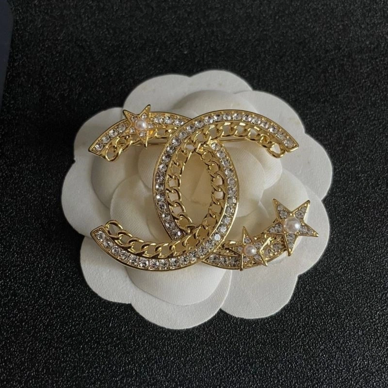 Top mirror Chanel Brooches