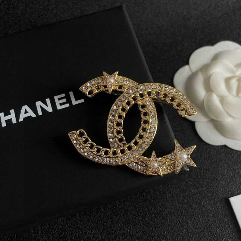 Top mirror Chanel Brooches