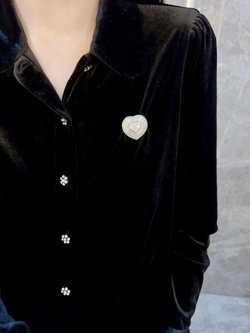 High fidelity Chanel Brooches