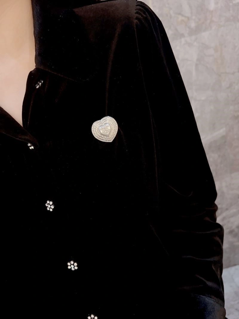 High fidelity Chanel Brooches