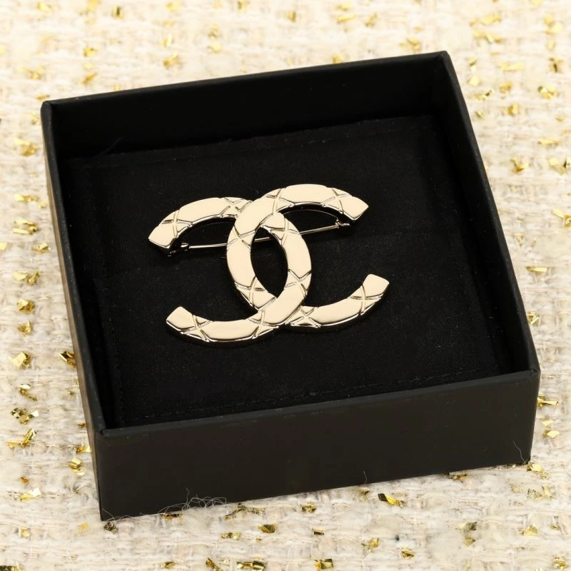 Top mirror Chanel Brooches