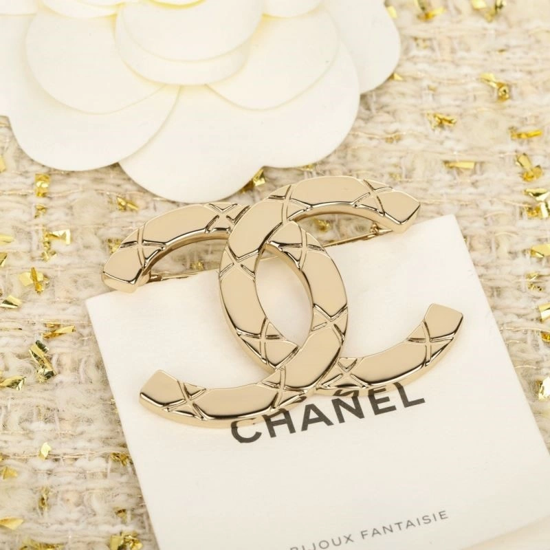 Top mirror Chanel Brooches