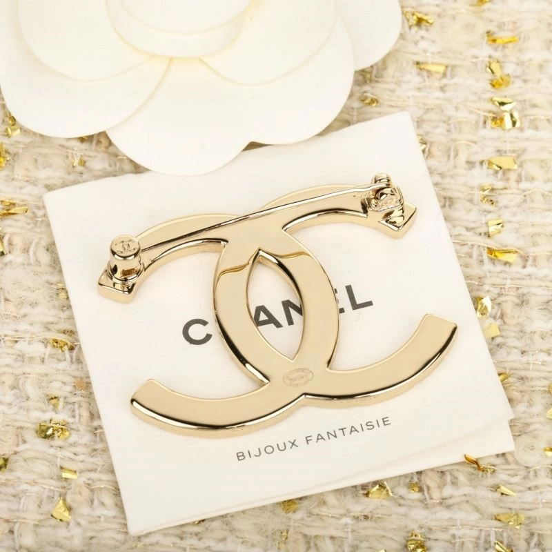 Top mirror Chanel Brooches