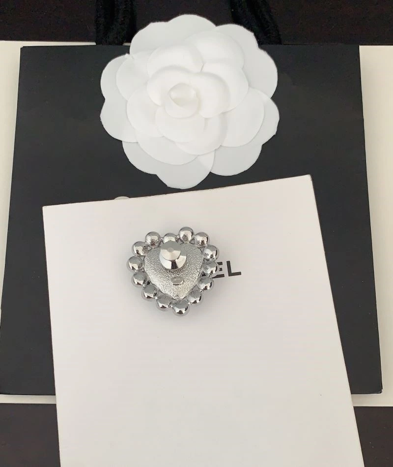Top mirror Chanel Brooches