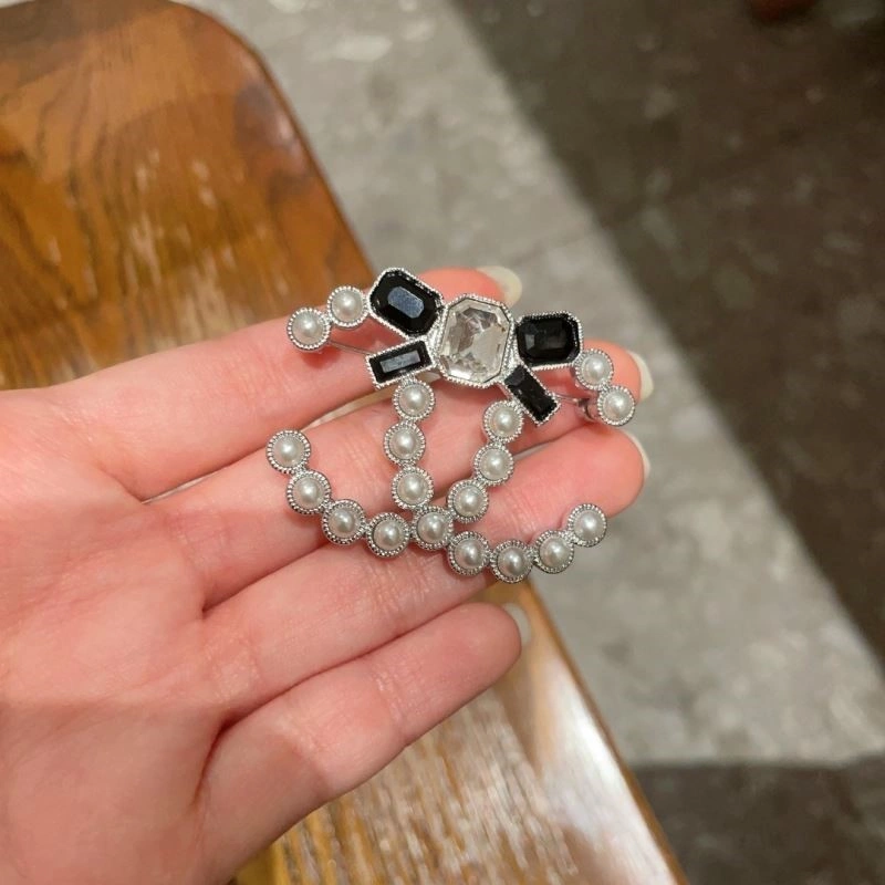 Accurate model Chanel Brooches