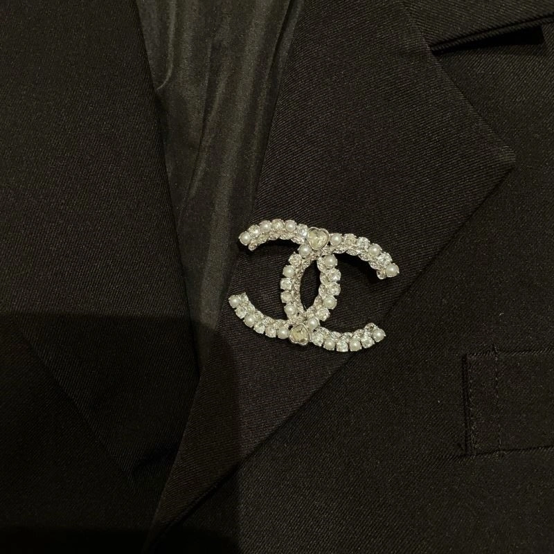 Top mirror Chanel Brooches