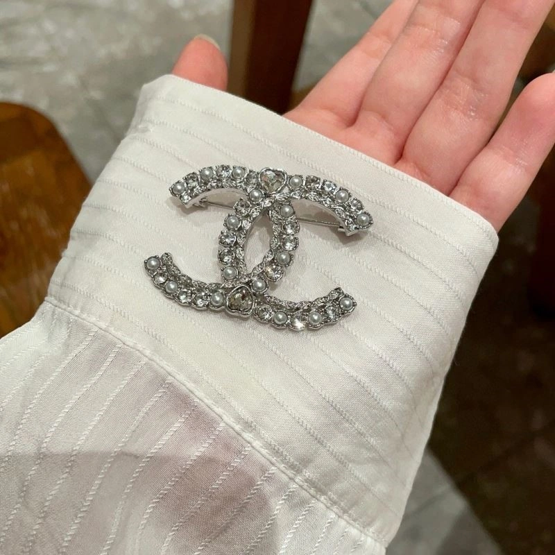 Top mirror Chanel Brooches