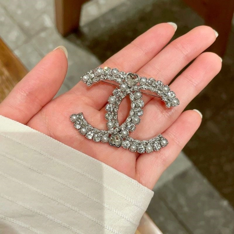 Top mirror Chanel Brooches