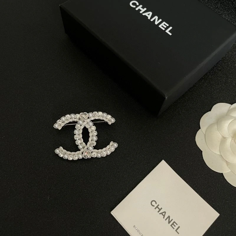 Top mirror Chanel Brooches