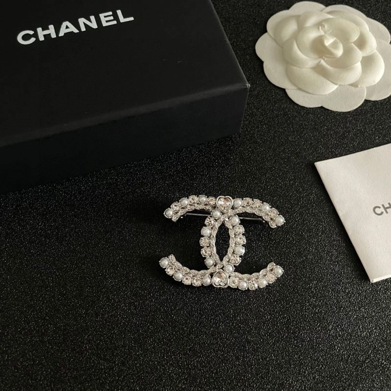 Top mirror Chanel Brooches