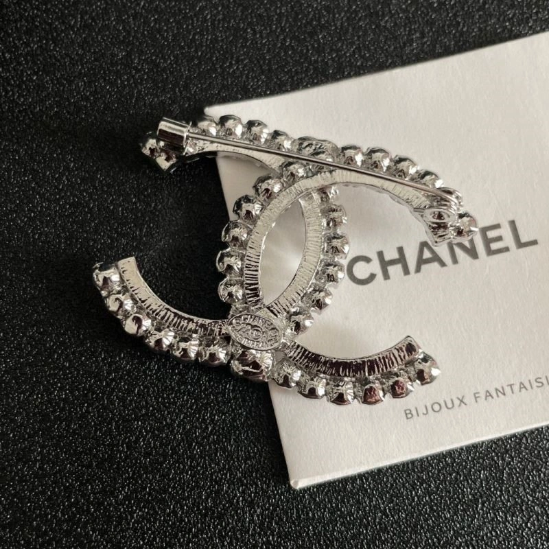 Top mirror Chanel Brooches