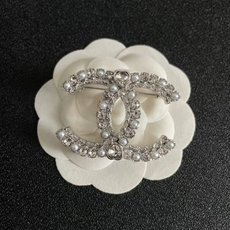 Top mirror Chanel Brooches