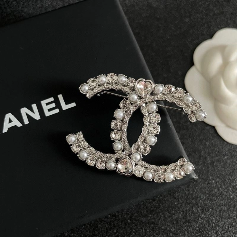 Top mirror Chanel Brooches