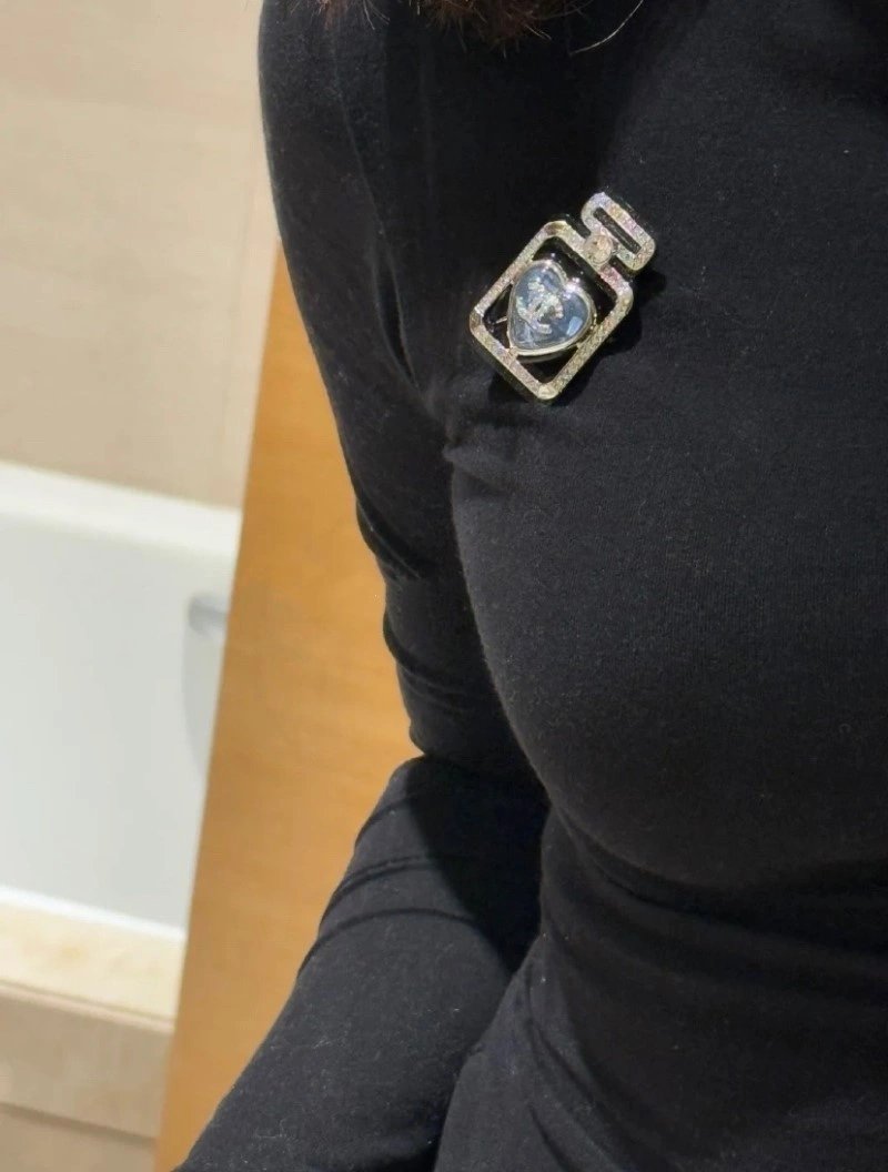 High fidelity Chanel Brooches