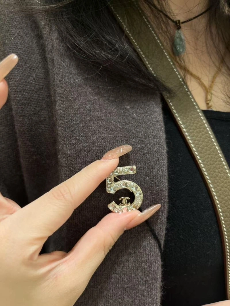 Accurate model Chanel Brooches