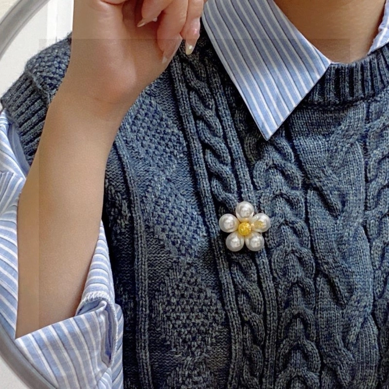 Accurate model Chanel Brooches