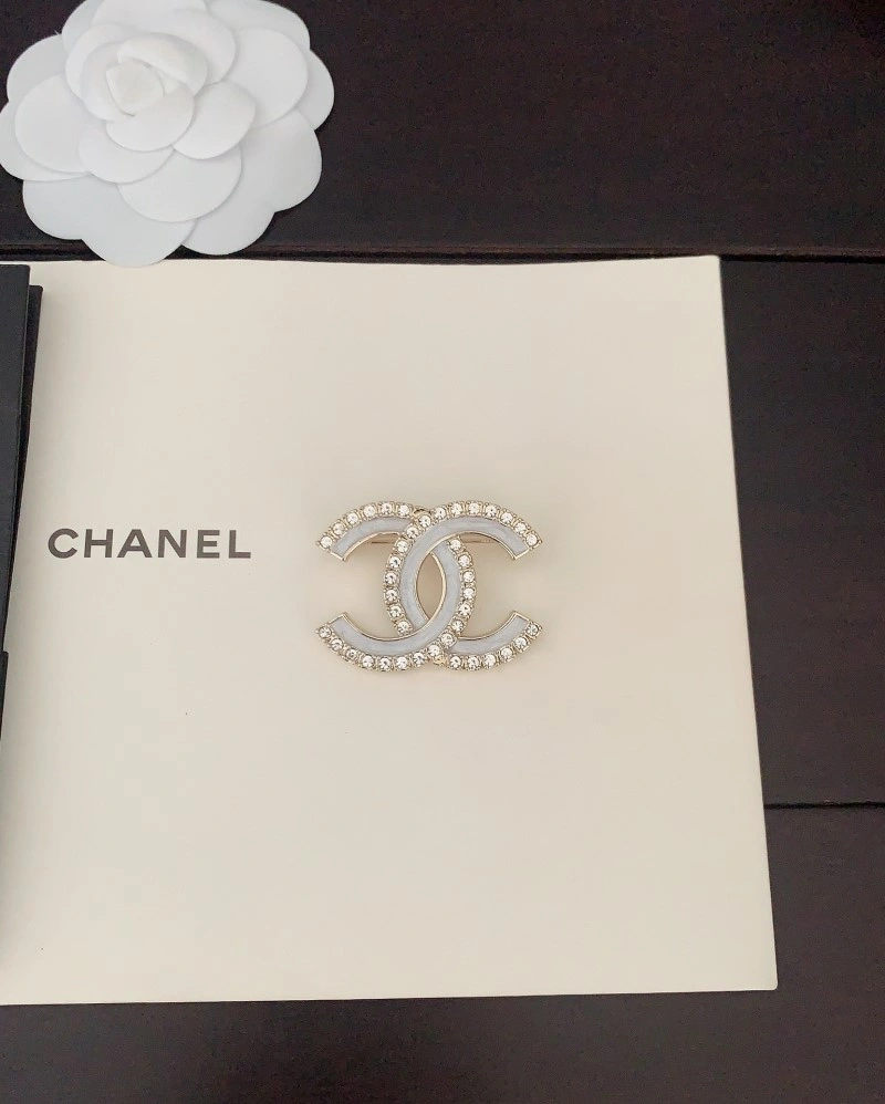 Top match Chanel Brooches