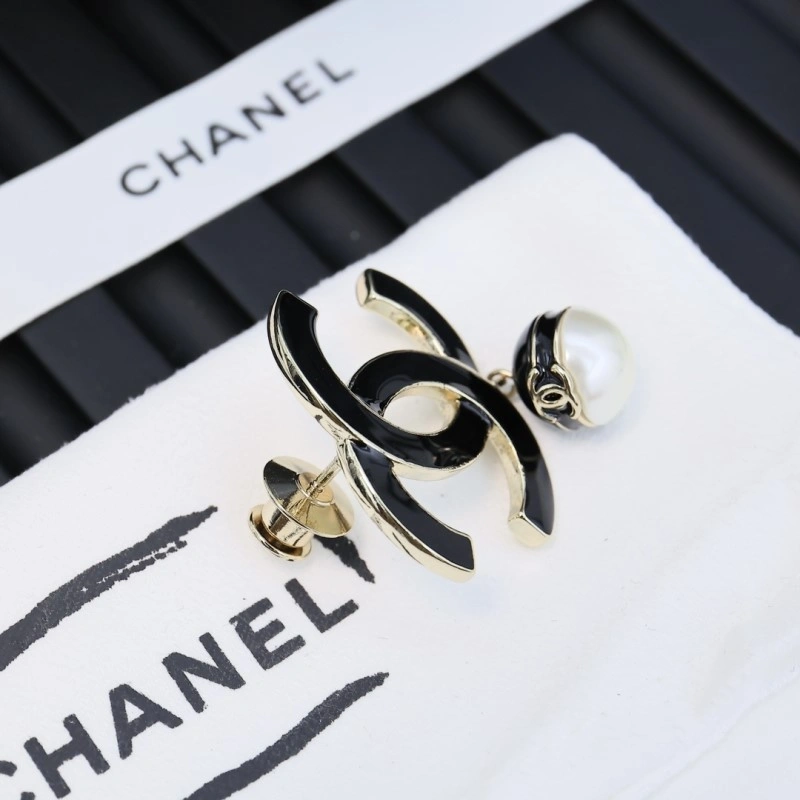 Top mirror Chanel Brooches