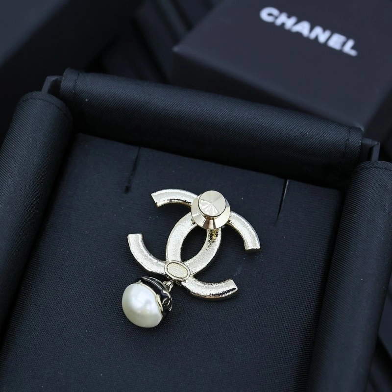 Top mirror Chanel Brooches