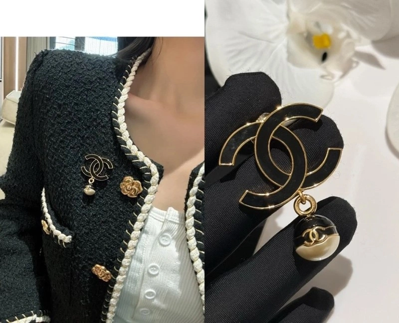 Top mirror Chanel Brooches