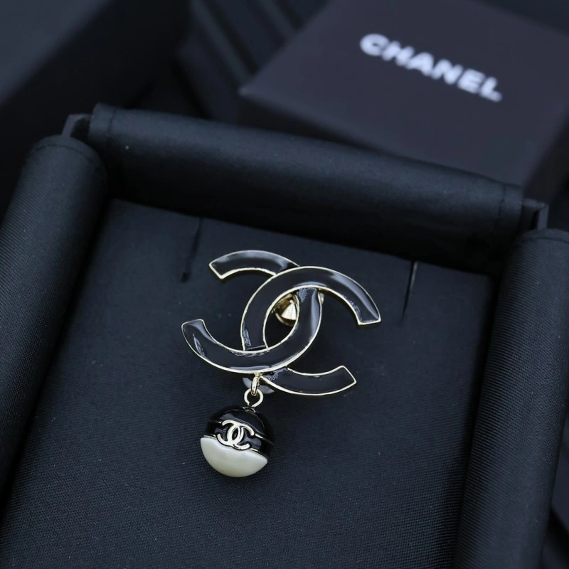 Top mirror Chanel Brooches