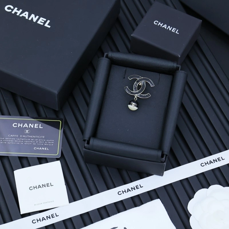 Top mirror Chanel Brooches