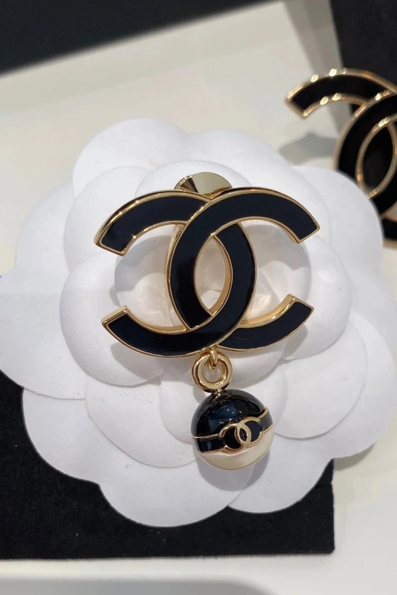 Top mirror Chanel Brooches