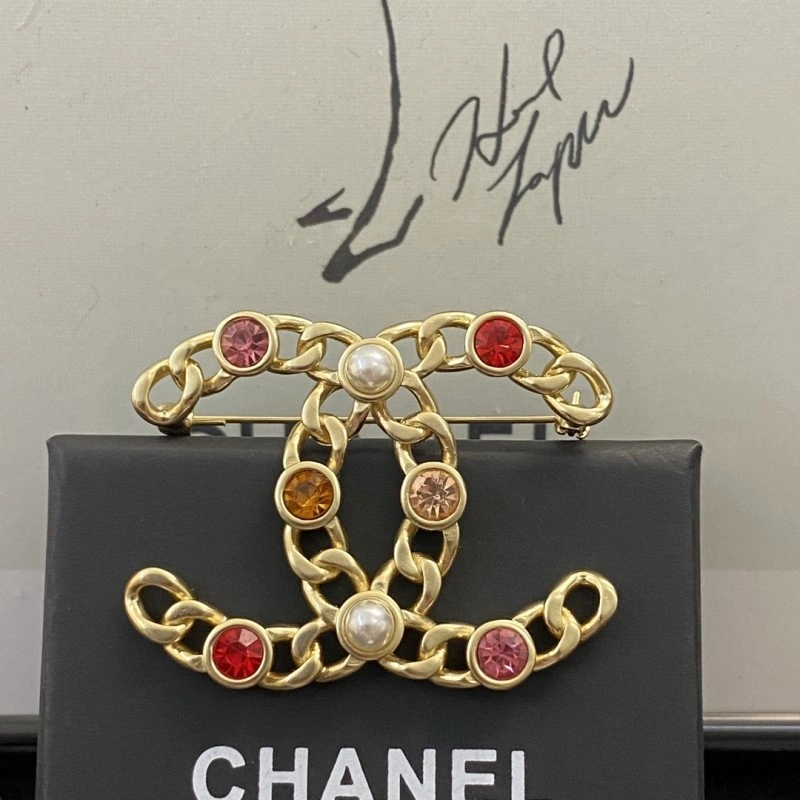 Low-cost Chanel Brooches