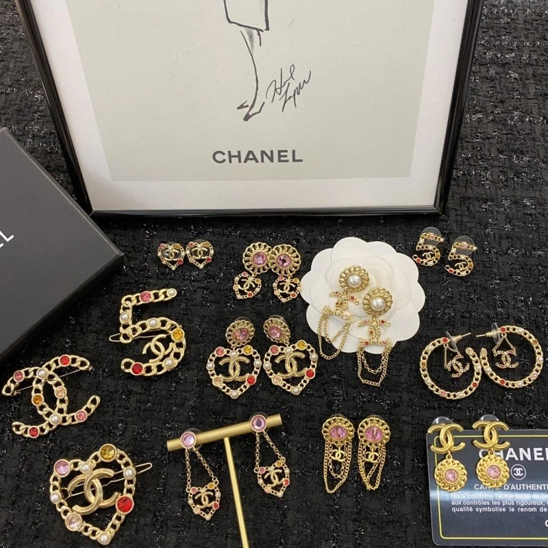 Low-cost Chanel Brooches