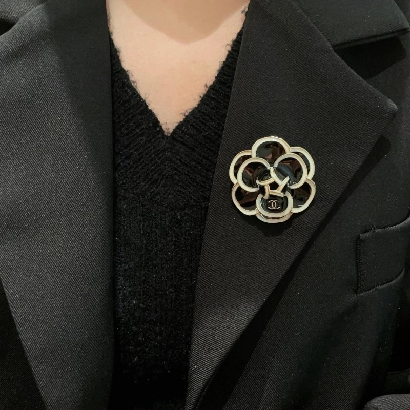 Low-cost Chanel Brooches
