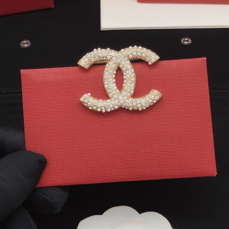 Low-cost Chanel Brooches