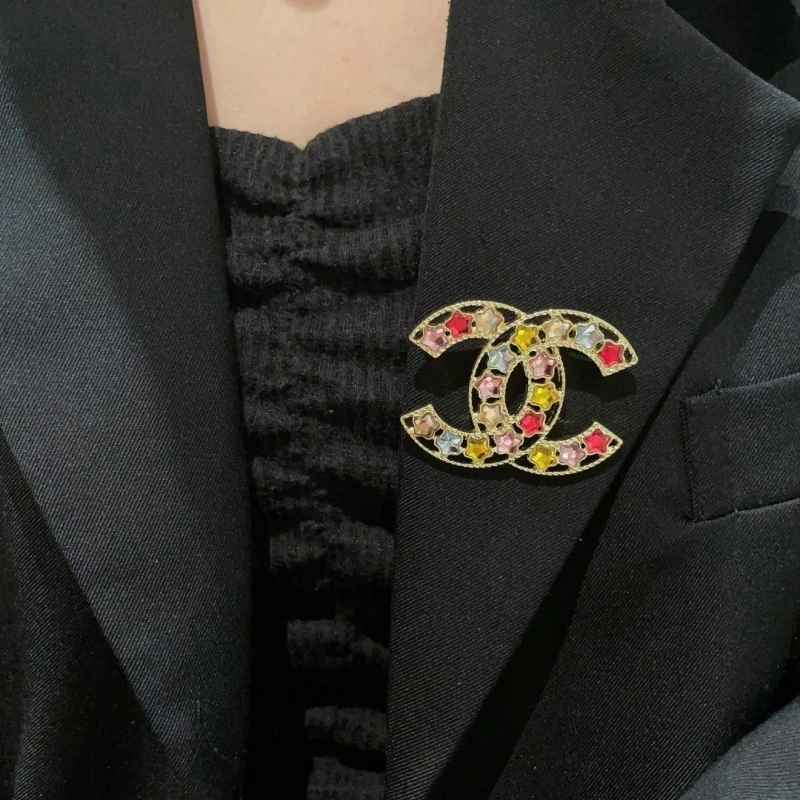 Top mirror Chanel Brooches
