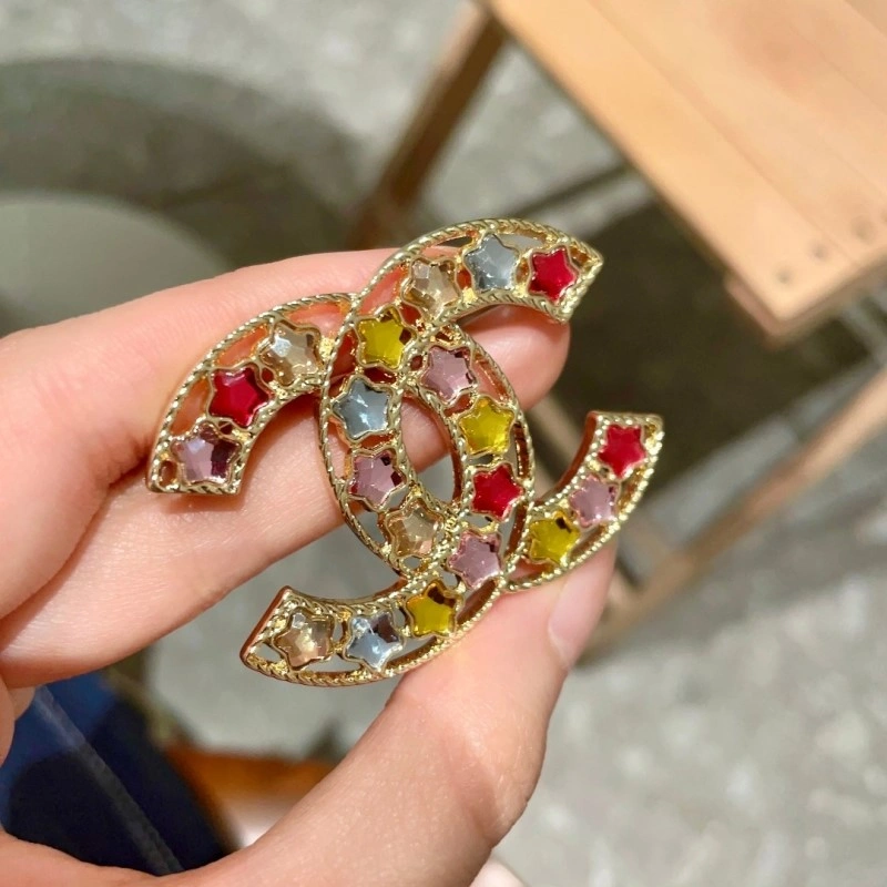 Top mirror Chanel Brooches