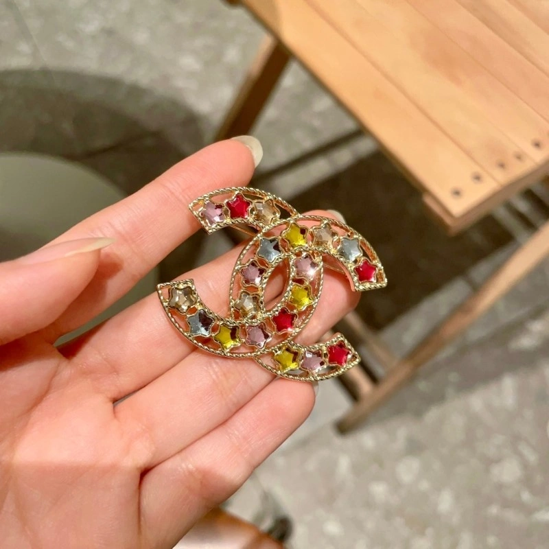 Top mirror Chanel Brooches