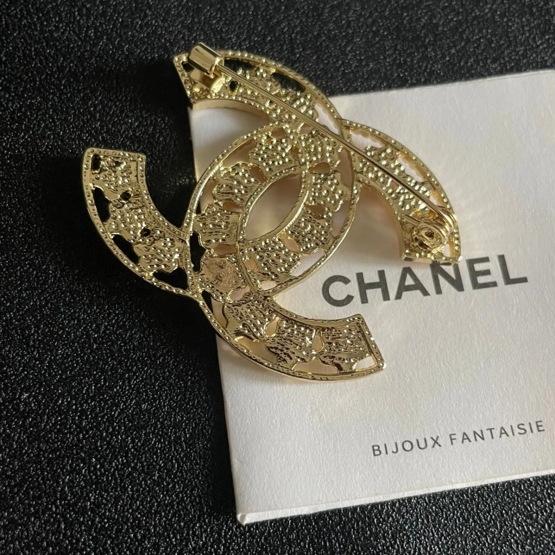 Top mirror Chanel Brooches