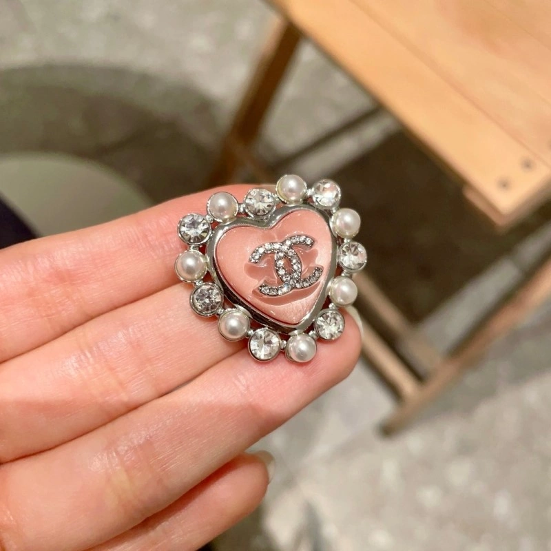 Top mirror Chanel Brooches