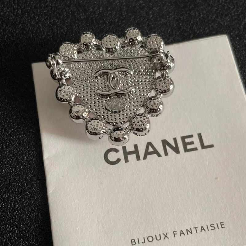 Top mirror Chanel Brooches