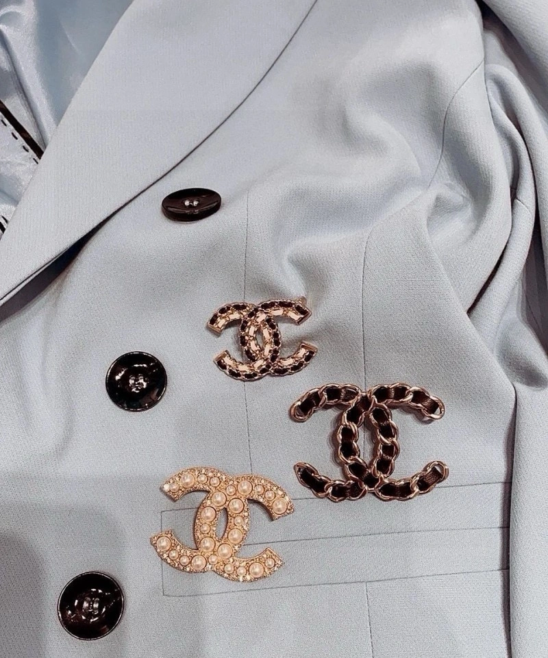 Accurate model Chanel Brooches