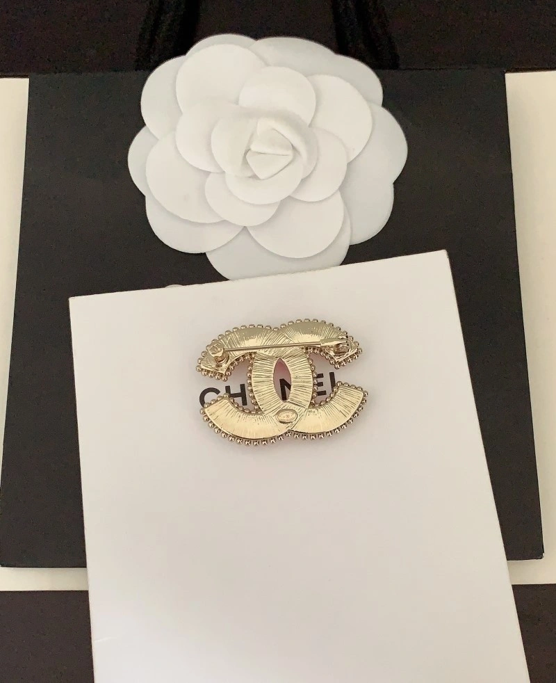 Top mirror Chanel Brooches